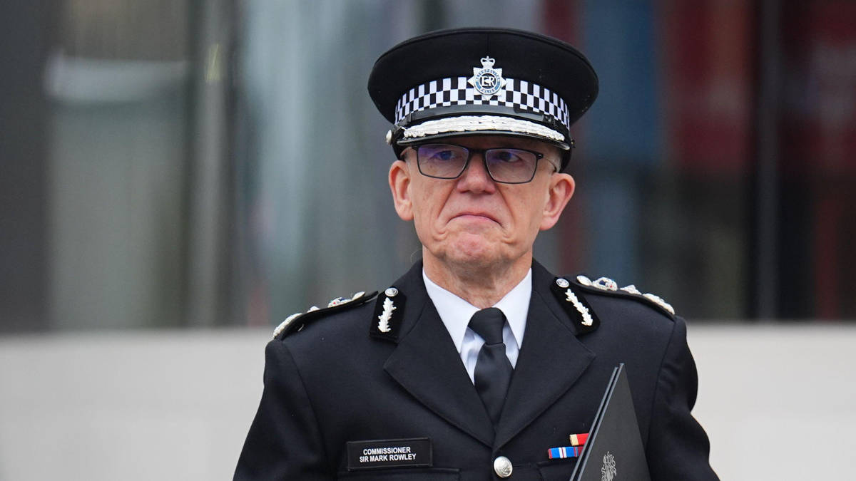 Met chief apologises after officers filmed 'backing Tommy Robinson' and ...