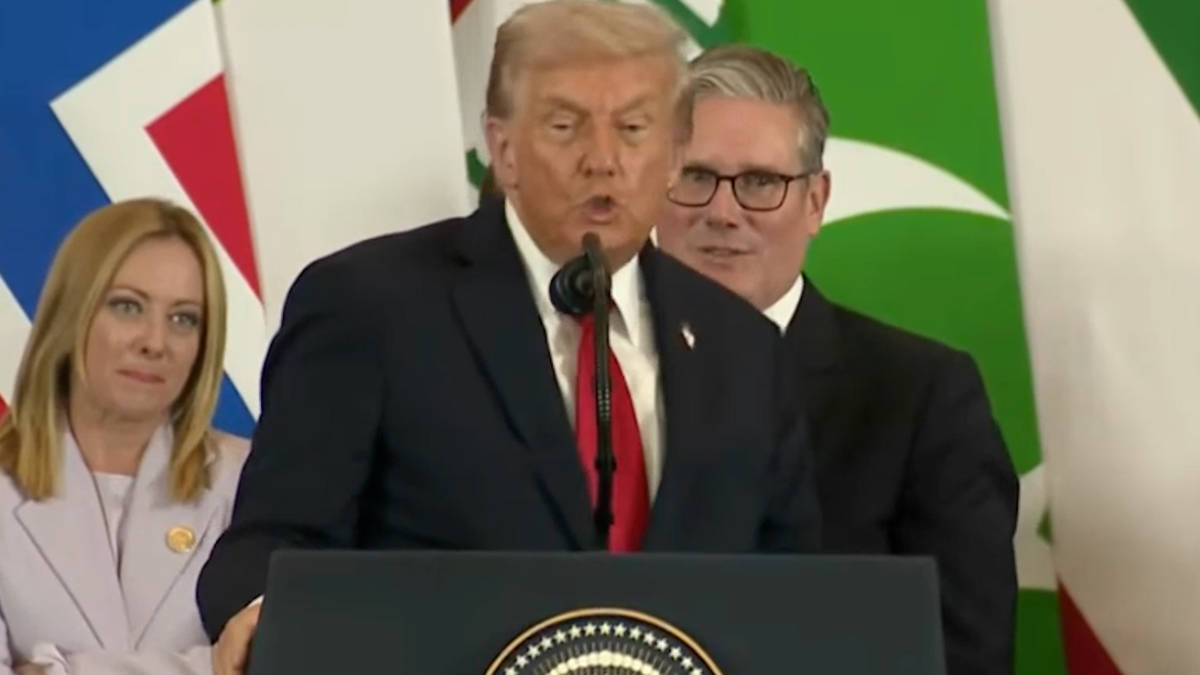 Starmer's awkward on-stage moment as Trump thanks 'friend' the UK ...