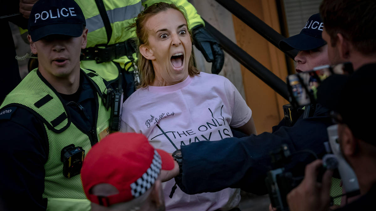 'I will not be silenced': Woman who unfurled Union Flag during Epping ...