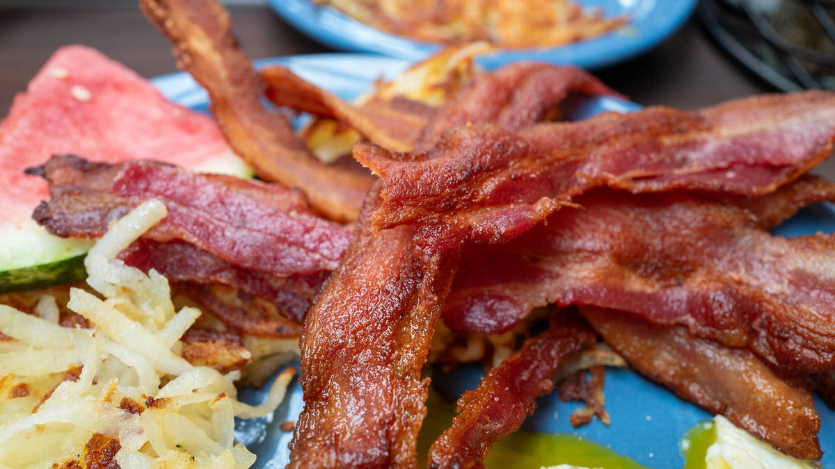 Government urged to ban most supermarket bacon after study reveals link ...