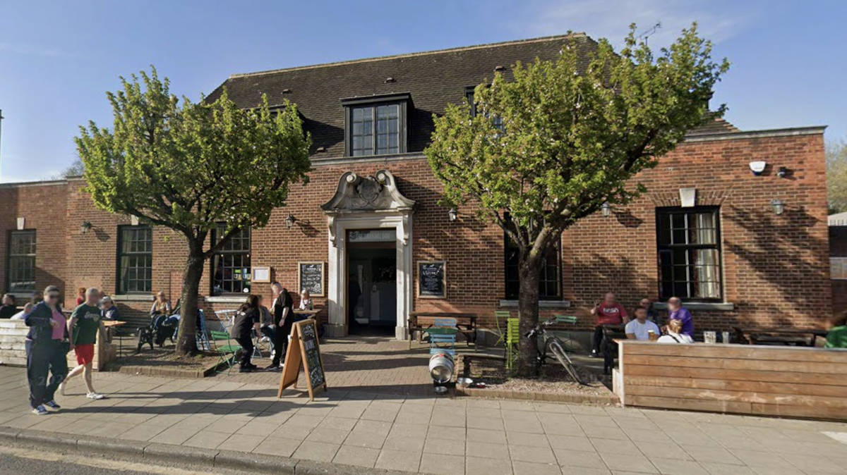 Pub quizmaster who caught regulars cheating using smartwatch reveals how he snared team | LBC