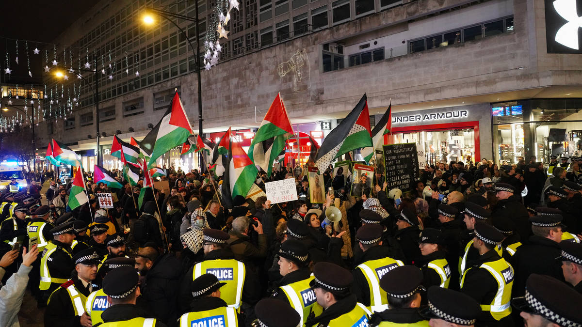 Arrests will be made over 'globalise the intifada' chants, police ...
