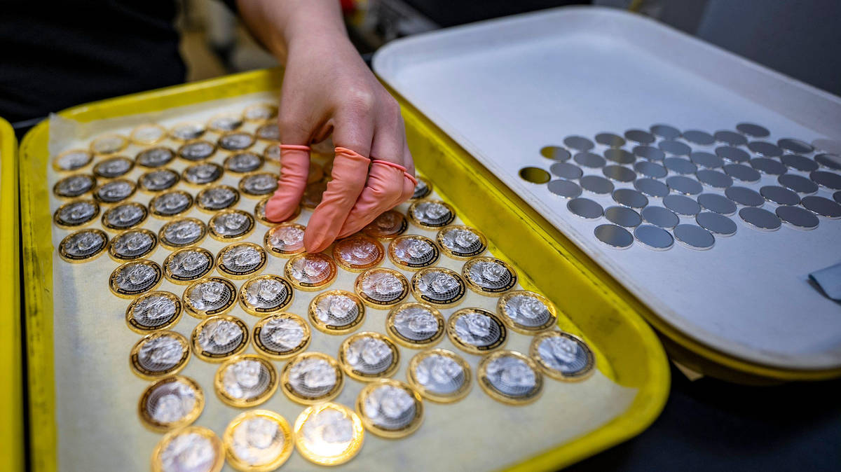 New £5 coin to be released to mark 100 years since late Queen was born ...