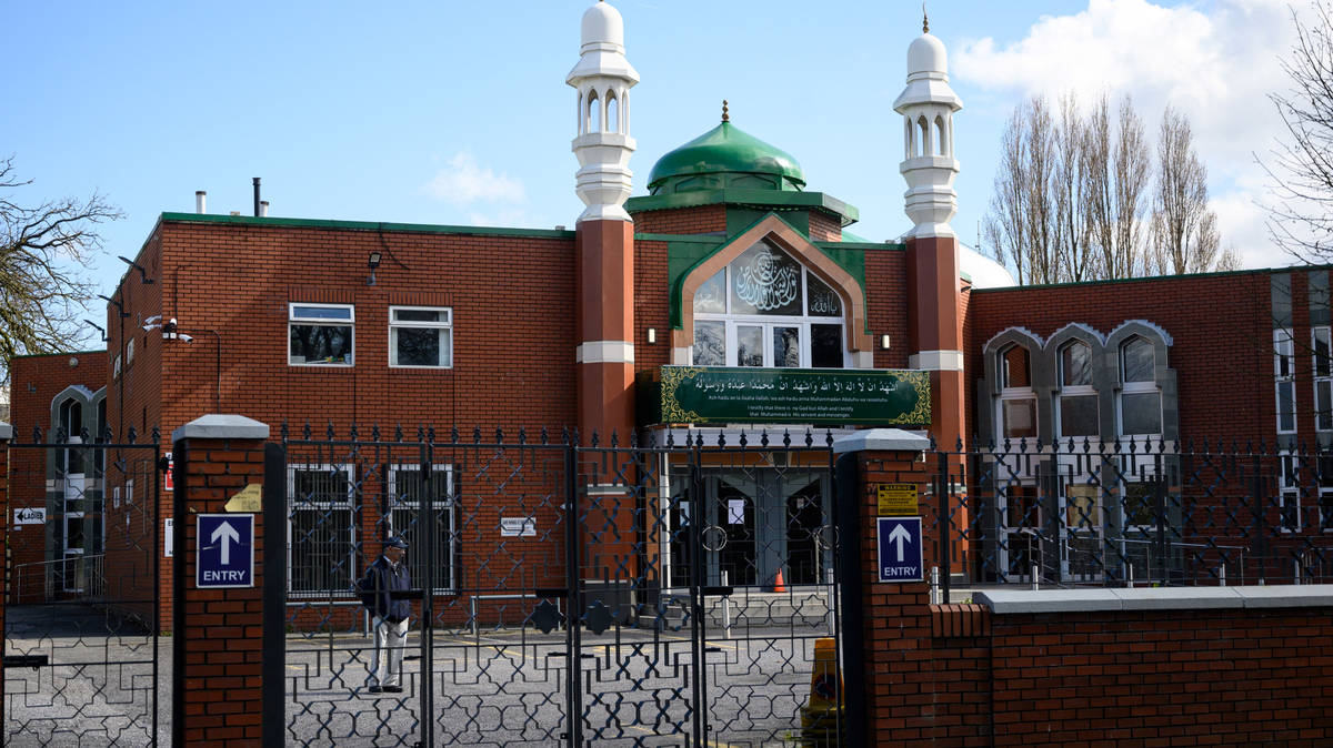 Man arrested after 'carrying weapons including axe into Manchester ...
