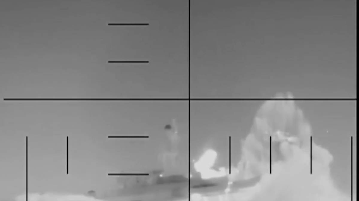 Moment US torpedo slams into Iranian warship triggering huge explosion ...