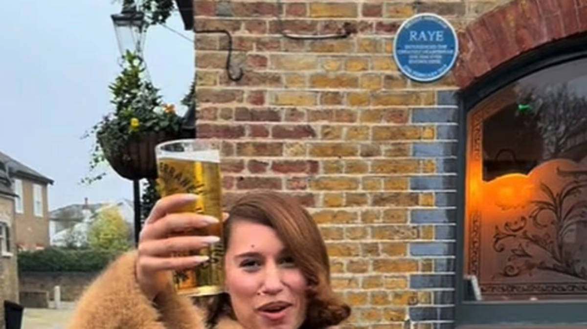 Raye puts blue plaque on pub in Balham, South London, to mark greatest ...