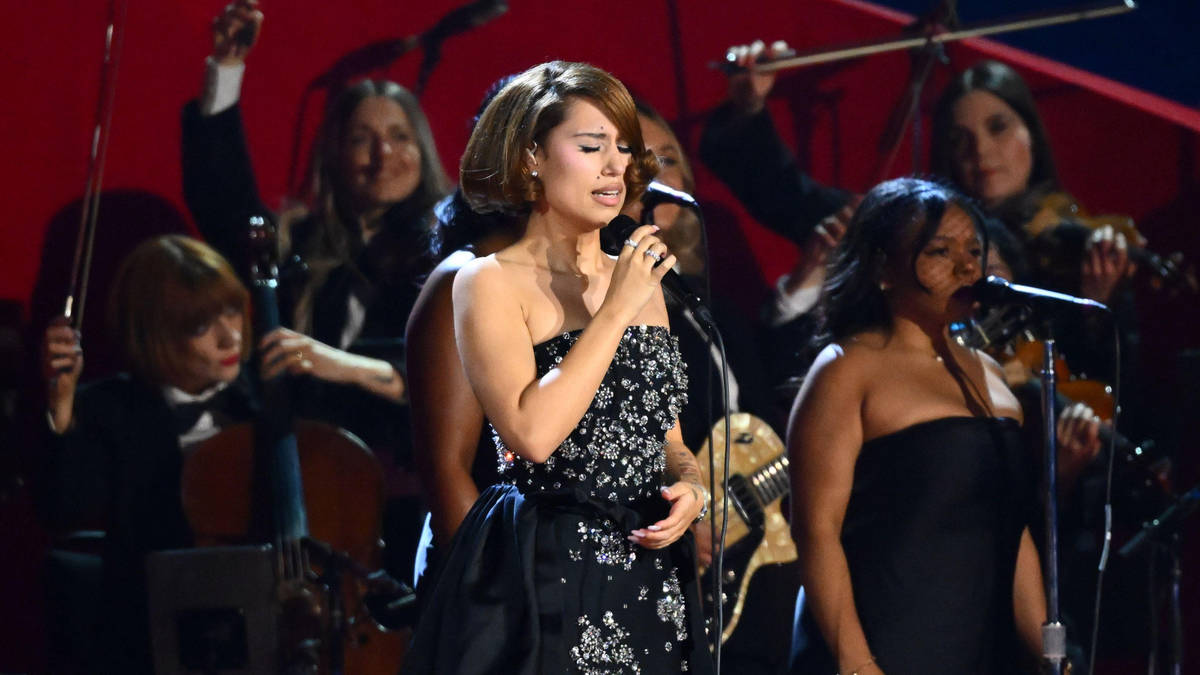 Raye installs ‘heartbreak plaque’ at ex’s favourite London pub ...