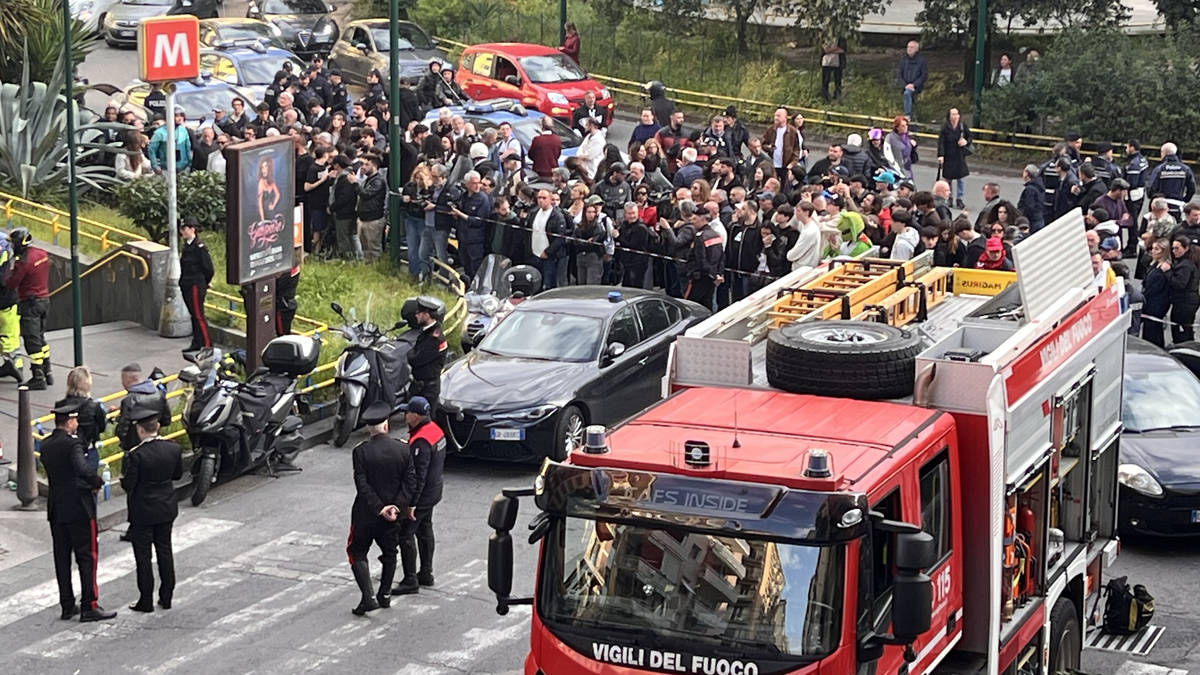 Armed robbers launch brazen raid on bank in Naples, taking 25 hostages ...
