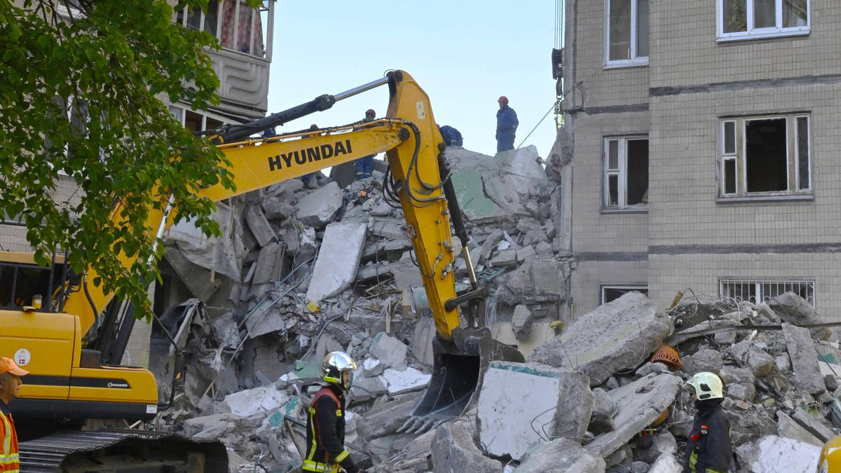 Russia launches fresh wave of strikes on Kyiv killing at least five ...