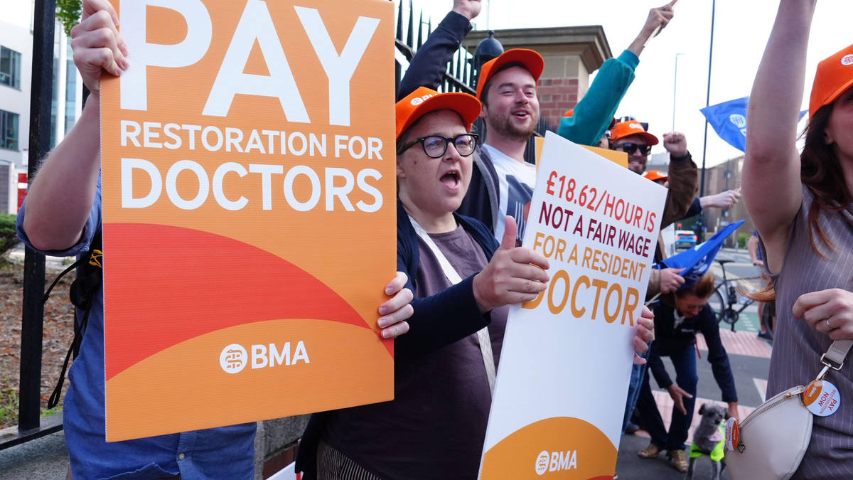 Resident doctors call off strikes after new offer from government | LBC