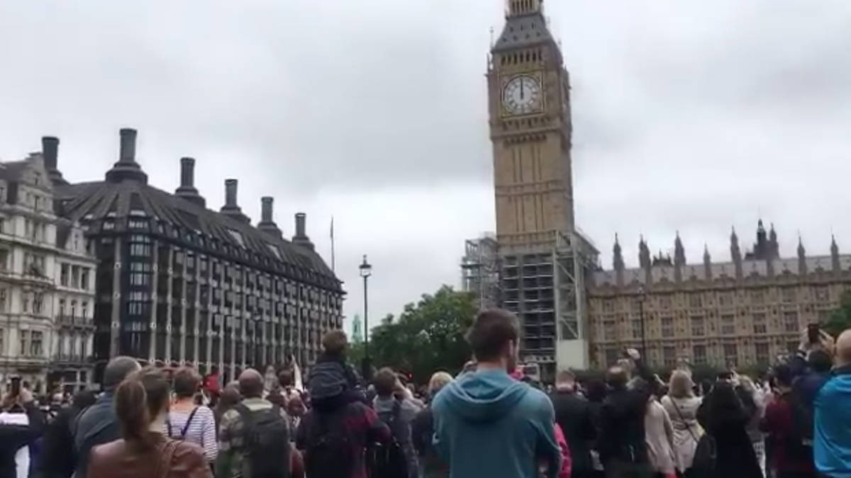 Watch: Huge Crowd Cheers As Big Ben Falls Silent Until 2021 | LBC